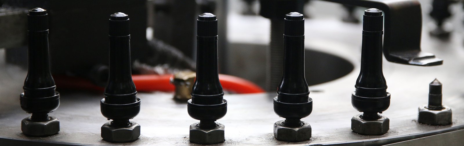 Wheel Lug Bolts Vs Nuts A Complete Comparison For 2025